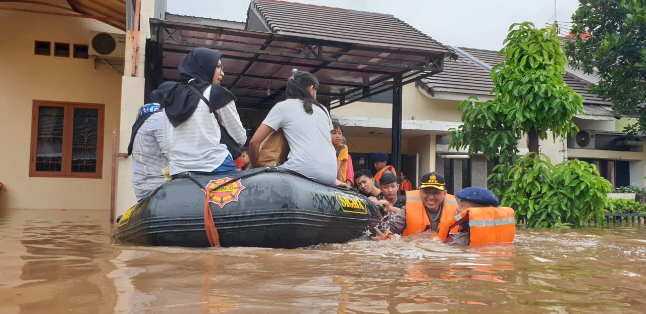 Jajaran Polres Metro Bekasi Bantu Evakuasi Warga Terdampak Banjir - Bekasi Guide